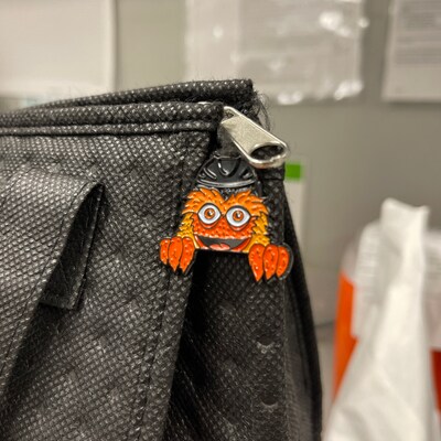 Peeping Gritty Pin Philadelphia Flyers, Gritty - Etsy
