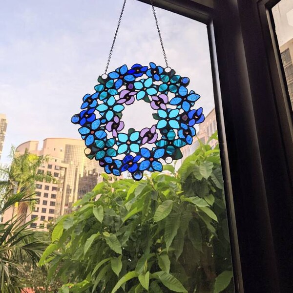 Glaskranz in Weiß /Blumen/ Glasmalerei / Tiffanytechnik/ Fensterbild ...