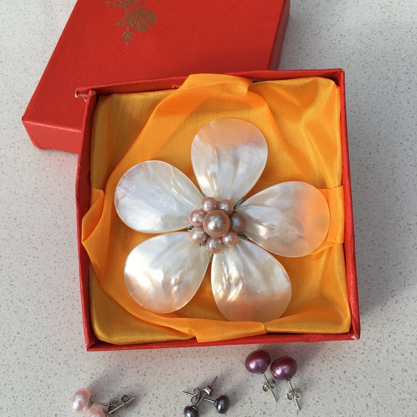 Pearl Brooch, Shell Brooch, Flower Brooch, Wedding Party, Bridesmaid ...