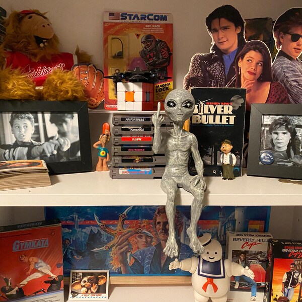 Rude Alien Statue “flipping the Bird” 10″ H Shelf Sitter ...