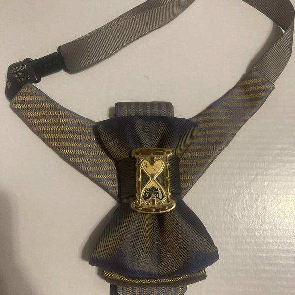 ANTIQUE OIL LAMP. Enamel Pin. Gold Finish. Hard Enamel. Dark Academia ...