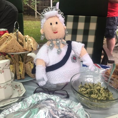 Queen Elizabeth II Tea Cosy Knitting Pattern - Etsy