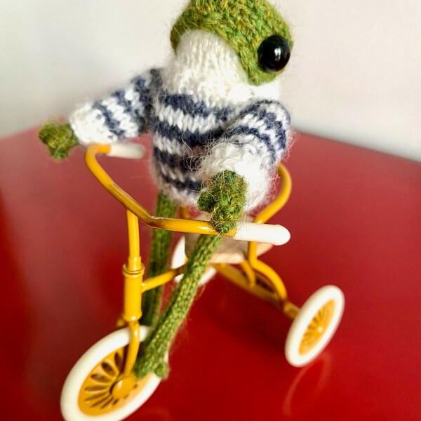 Knitted Frog in Dress Knitted Frog in Sweater Movable Froggy Frog and ...