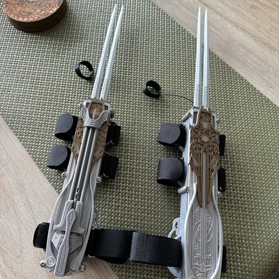 V2 Assassin's Dual Brotherhood Ezio Auditore Hidden Blades grey Pair - Etsy