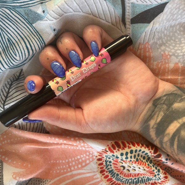 MAEVE Reusable Hand Painted Press on Nails White Abstract Minimal Stick ...