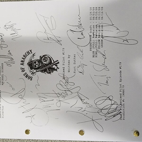 The Vampire Diaries Series Finale TV Script With Signatures Autographs ...