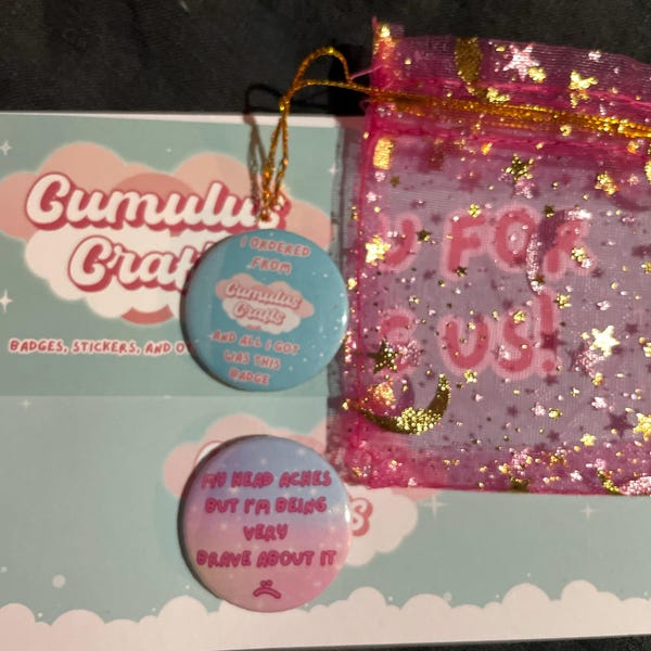 No Hugs, Please Badge Hug Traffic Light for Comic Conventions Button ...