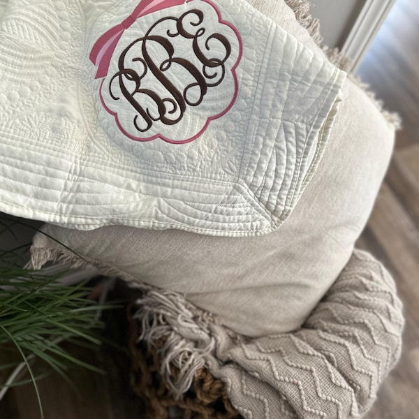 Scallop Frame With Bow Embroidery Design - Scalloped Monogram Frame ...