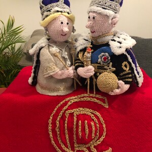 HM Queen Elizabeth II and Paddington Double Tea Cosy Knitting Pattern ...