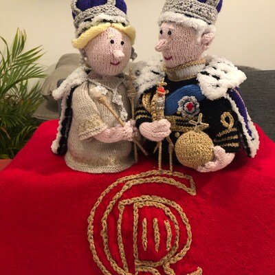 HM Queen Elizabeth II and Paddington Double Tea Cosy Knitting Pattern ...