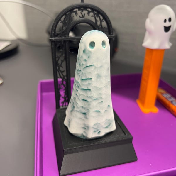 York Ghost Merchant Figurine Stand Tower / Gothic Stand / Apothecary ...