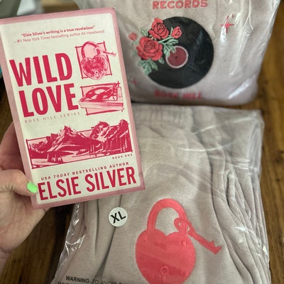 Romantasy Reader Sweatshirt / Fantasy Romance Reader Merch / Bookish ...