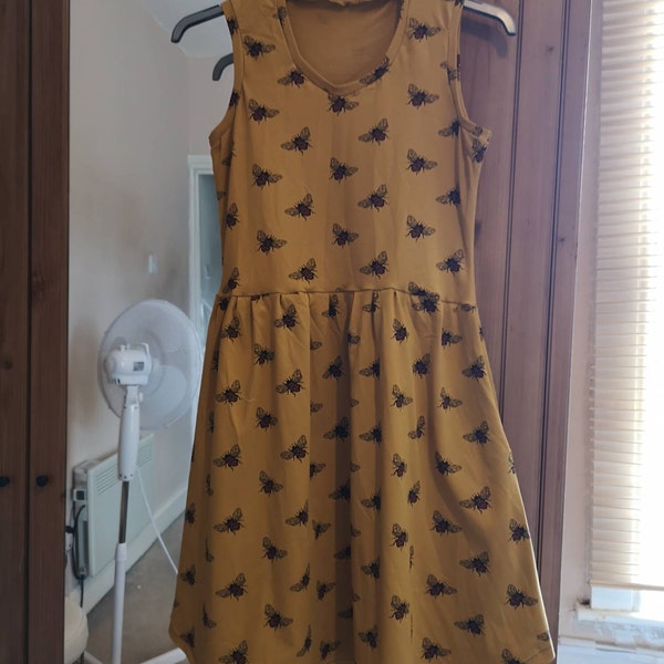Bee Print on Gold Mustard Single Jersey Fabric Stretch T-shirt Weight ...