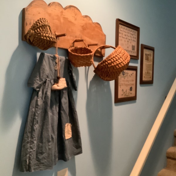 Primitive Colonial Round Top Scalloped Peg Rack - Etsy