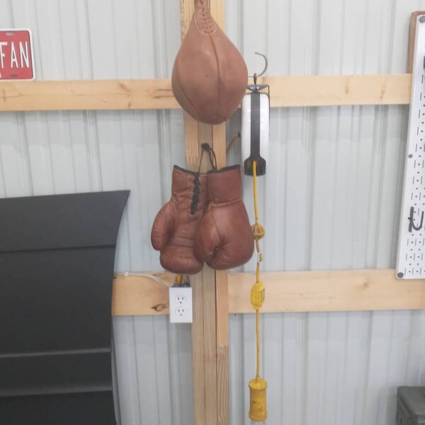 Retro Reborn Vintage Style Leather Boxing Gloves and Leather Speedball ...