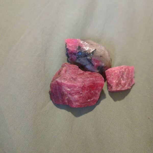 Natural Raw Deep Pink Rhodonite Rough Stones , High Grade Healing ...