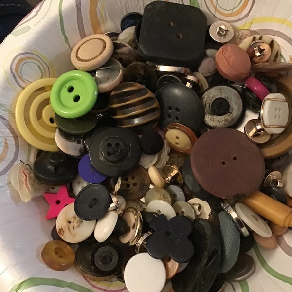 Mixed Lot of 100 Buttons New, Used and Vintage, Various Sizes & Types ...