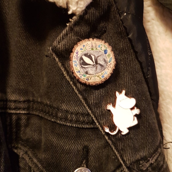 Sleeping Badger Log Slice Pin Badge - Wooden Illustrated Jewellery. - Etsy