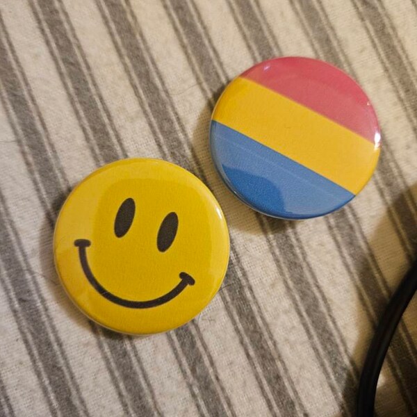 Yellow Happy Face Smiley Face Pin Badge Pinback Round Circle Button ~ 1 ...
