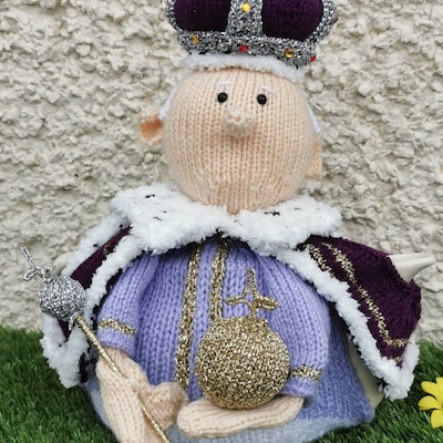 HM Queen Elizabeth II and Paddington Double Tea Cosy Knitting Pattern ...