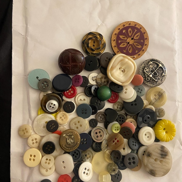 Mixed Lot of 100 Buttons New, Used and Vintage, Various Sizes & Types ...