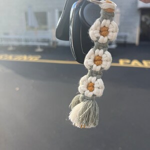 Macrame Daisy Keychain - Etsy