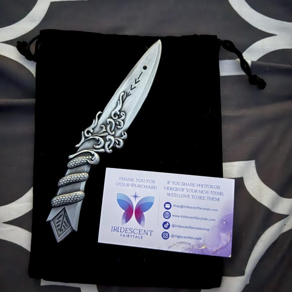 The Serpent and the Wings of Night (crowns of Nyaxia) - Reversible Dust ...