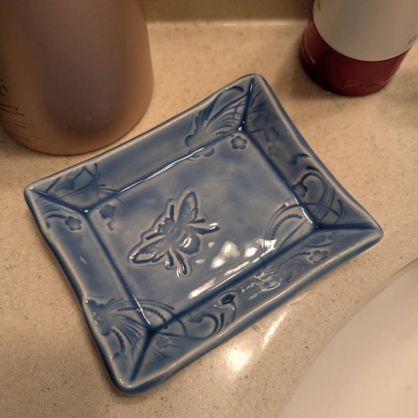 Soap Dish: Bee in Flight Garden - Etsy