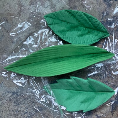 Real-looking Edible Leaves for a Cake. A Set of 30 Fondant Leaves Cake ...
