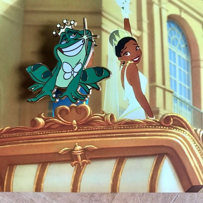 Daisy Alice in Wonderland Pin LE65 - Etsy