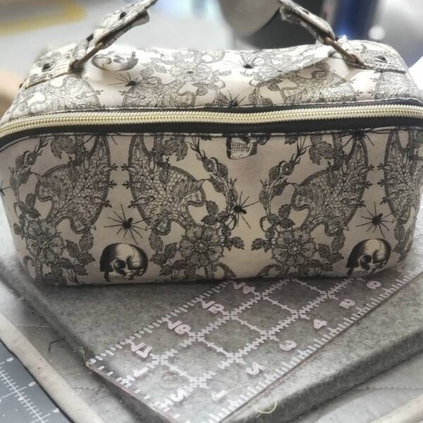 The Zip-n-grip - Sewing Pattern With Video, Projector and SVG Files ...