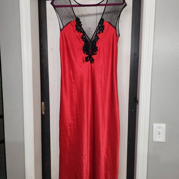 Vintage Claire Sandra Nightgown in Pastel Lilac Supersweep 144 Inches ...