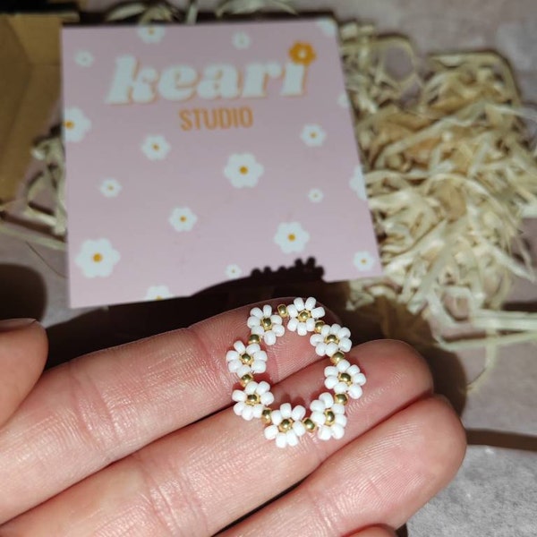Keari - ELODIE Elegant Pearl Ring, White Daisies, Daisy, Beaded Ring ...