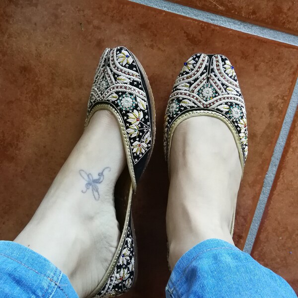 Hand Crafted & Hand Embroidered Zari Leather Sandals Peshawari Chappal ...