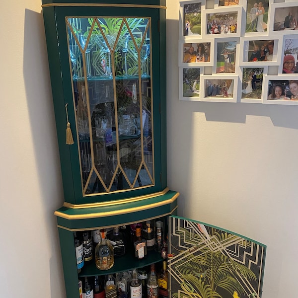 Green Drinks Gin Corner Cocktail Display Gin Cabinet Vintage Spray ...