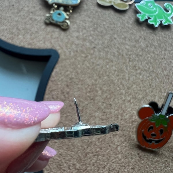 Disney’s Mickey Mouse , Minnie Mouse Pin Board, Disney Pin Trading ...