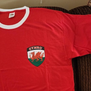 Wrexham FC Football Club Retro Style Red Football Soccer T-shirt - All ...
