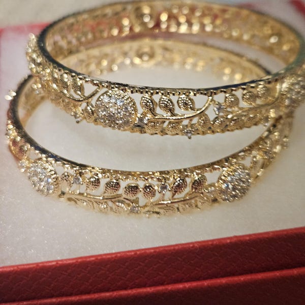 Gold Diamond Bangles /flower Design Real Gold Look Like Bangle Design ...