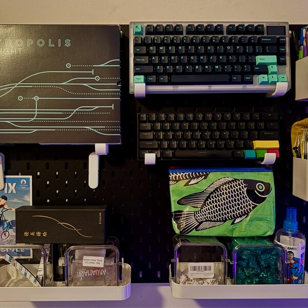 Universal Keyboard Mount Display - Wall or IKEA Skadis Pegboard ...