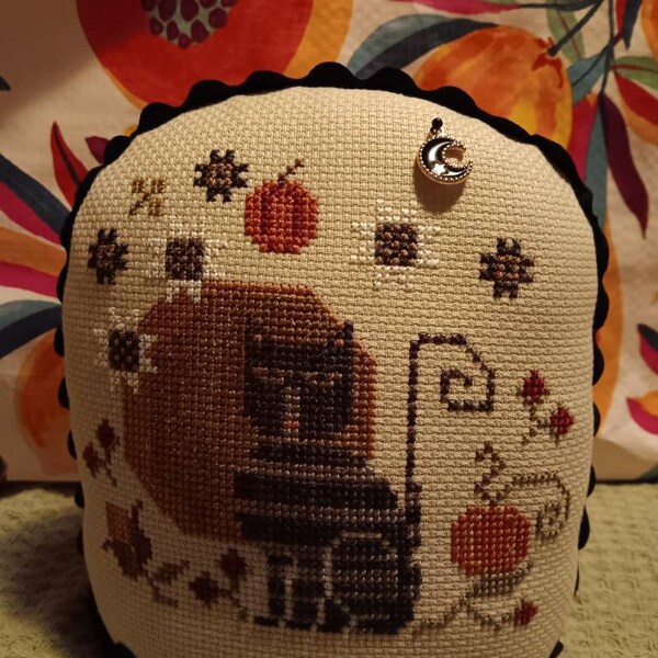 Jeanette Douglas Cross-stitched GOOD TIDINGS PINDRUM on 32 Count Mocha ...