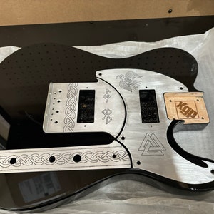 Telecaster 72 Deluxe Hand Engraved Aluminium Pickguard in Black, Gold ...