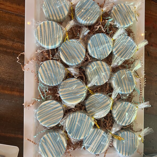 Double Chocolate Peppermint Cake Pops Candy Cane Cake Pops Christmas ...