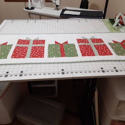 Christmas Present Table Runner PDF Pattern - Etsy