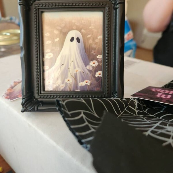 Small Framed Daisy Ghost Portrait - Etsy