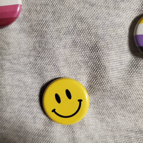 Yellow Happy Face Smiley Face Pin Badge Pinback Button ~ 1" Pin 1.5 ...