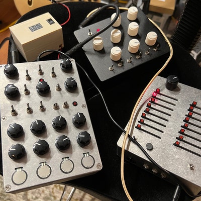 4 Oscillator Patchable Crackle Box // Noise Synth With Patch Bay ...