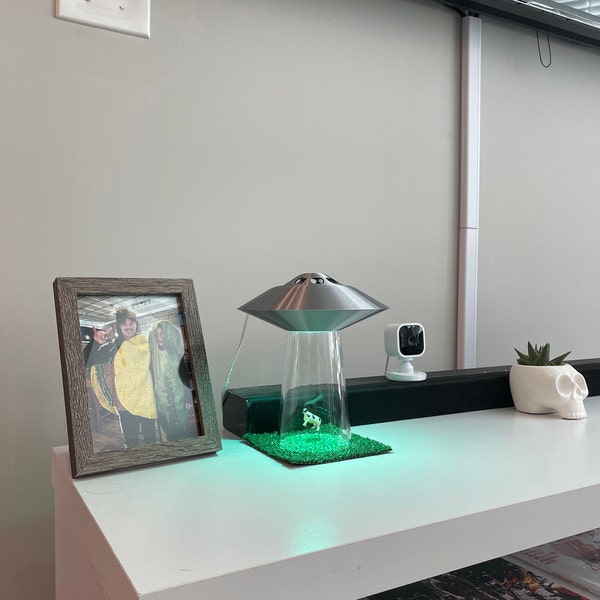 Ufo Alien Abduction Desk Lamp Sci Fi Silver Spaceship Outerspace Space ...