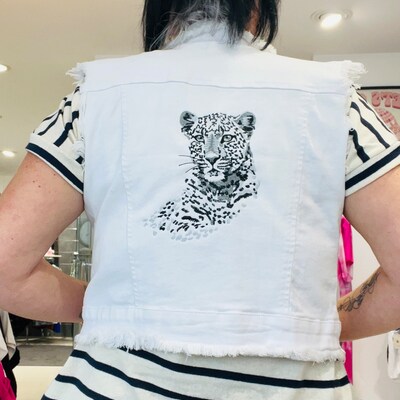 Cheetah on a Black Background Machine Embroidery Design Leopard ...