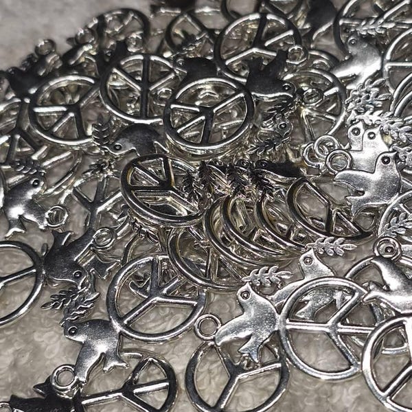 5 Howling Wolf Charms 25mm Wholesale Antiqued Silver Plated Animal ...