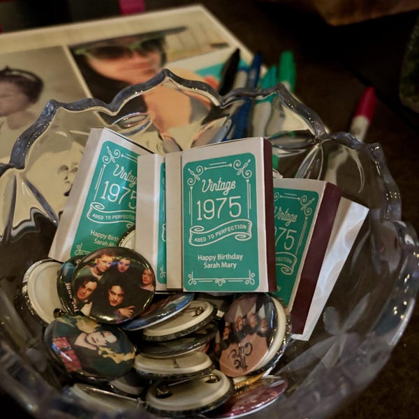 ELVIS PRESLEY 50s 60s 70s Music Pinback Buttons Lot of 30 Pins Classic ...